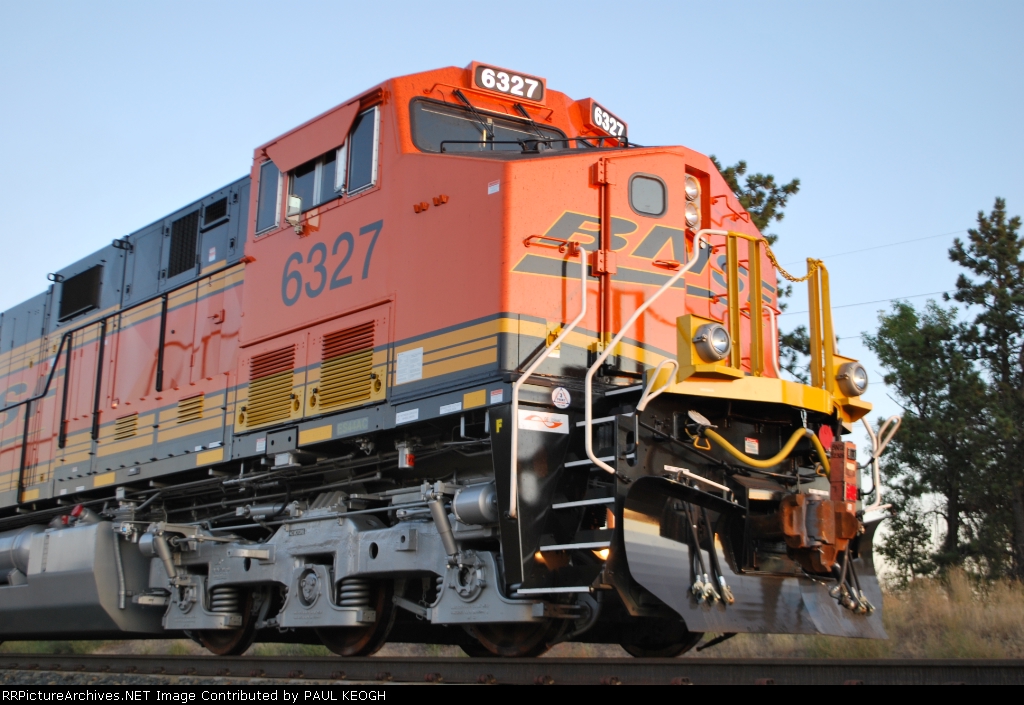 The sun starts to hit the BNSF brand new logo paint on this Brand new ES44AC BNSF 6327 as she ...